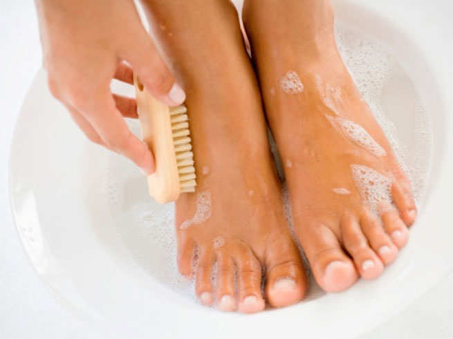 Comment soigner et bien entretenir les pieds régulièrement?