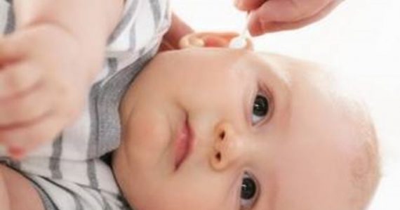 Comment nettoyer les oreilles de bébé